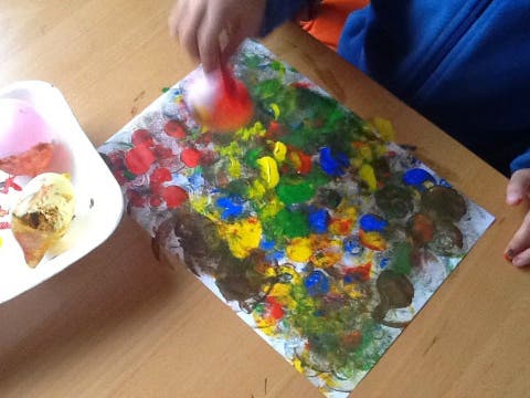 Pintar con globos. Actividad creativa para niños - Mamá Psicóloga Infantil